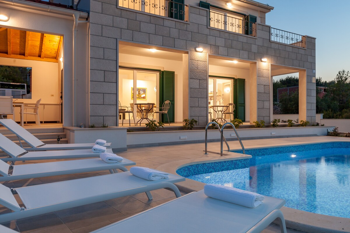 Family villa Makarac with private pool | Luxury Villa in Milna, Split ...
