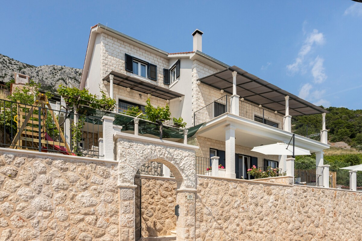 Apartaman Čičak | Apartment in Sveta Nedilja, Split-Dalmatia County ...